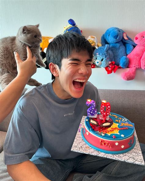 Ig โฟร์ท ณัฐวรรธน์ จิโรชน์ธิกุล ครบ20ปีแล้ว มีความสุขมากเลย ขอบคุณทุกคนที่เข้ามาใน Instagram