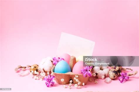 파스텔 색상으로 전통적인 부활절 카드 서식 파일 고리 버들 세공 바구니 건초와 장식 야생화와 유기농 계란을 페인트 0명에 대한 스톡 사진 및 기타 이미지 Istock