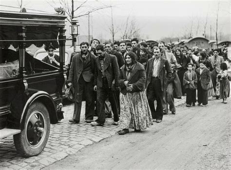 46 Vintage Photographs Capture Everyday Life Of Gypsies Of Western