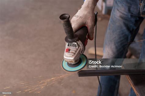 전기 분쇄기로 철 막대를 자르는 작업 장갑을 가진 장인의 손 각도에 대한 스톡 사진 및 기타 이미지 각도 강철 건설 기계류 Istock