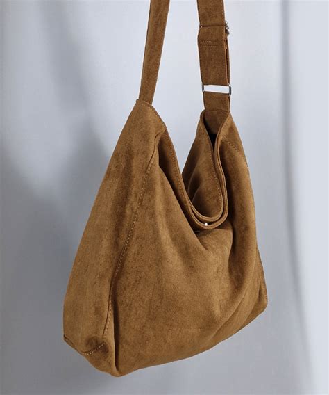 스웨이드 겨울 가방 크로스백 여자 대학생 직장인 가벼운 큰 천 보부상 스웨이드백 크로스 데일리 빅 에이블리