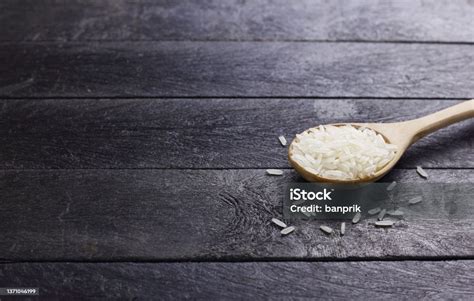 검은 테이블에 나무 숟가락에 태국 재스민 요리되지 않은 쌀 곡물을 닫습니다 0명에 대한 스톡 사진 및 기타 이미지 0명