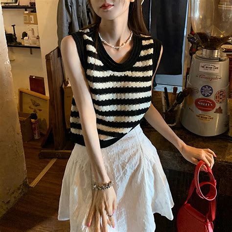 모람모람 펀칭 나시 크롭 니트 단가라 스트라이프 민소매 여름