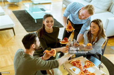 젊은 사람들이 피자를 먹고 현대 인테리어에 사이 다를 마시는 가정의 방에 대한 스톡 사진 및 기타 이미지 가정의 방 거실