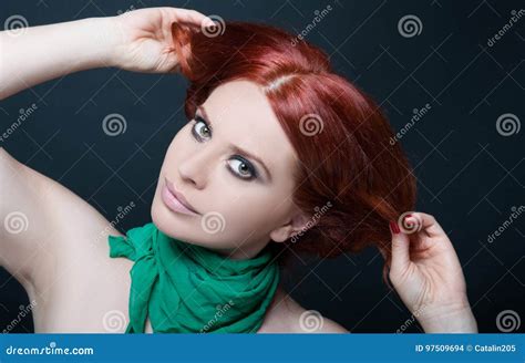 Adatti Il Ritratto Di Bella Ragazza Con Capelli Rossi Fotografia Stock Immagine Di Bellezza