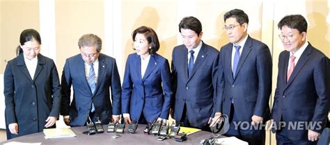 222 회동하는 여야 3당 원내대표와 의원들 연합뉴스