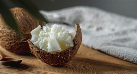 그릇에 유기농 코코넛 버터와 나무 테이블에 신선한 코코넛 요리와 천연 화장품을 위한 건강한 성분의 개념 건강한 식생활에 대한 스톡 사진 및 기타 이미지 Istock