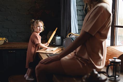 함께 요리하세요 유치원 딸은 부엌에서 어머니의 감독하에 반죽을 굴리고 있습니다 피자를 요리하는 법을 배우는 어린 소녀 2 3 살에 대한 스톡 사진 및 기타 이미지 Istock