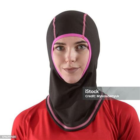 예쁜 갈색 머리와 긴 머리 에 A 빨간 셔츠 와 A 검정 Balaclava 와 핑크 테두리 강도에 대한 스톡 사진 및 기타 이미지 강도 검은색 겨울 Istock