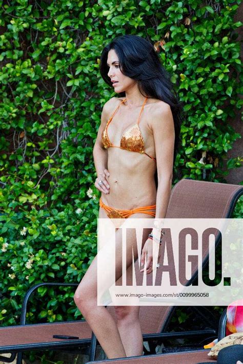 Hot Sexy Joyce Giraud Bikini Pics