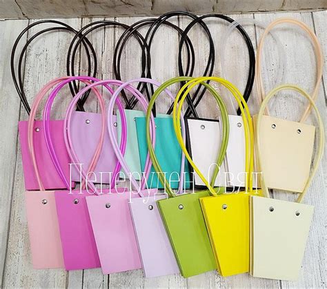 КАРТОНЕНА ОПАКОВКА ЗА ЦВЕТЯ ЧАНТИЧКА 32 СМ