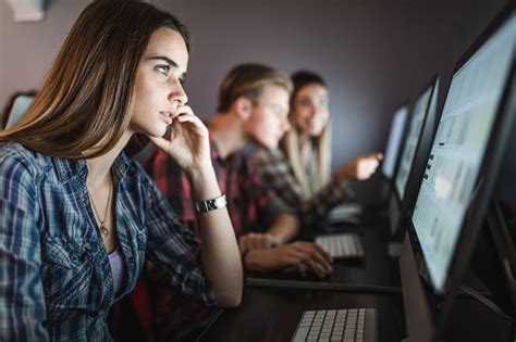 데스크톱 Pc 컴퓨터 실험실에 대 한 강의 읽고 학생을 집중 학생에 대한 스톡 사진 및 기타 이미지 학생 단체 공부 Istock