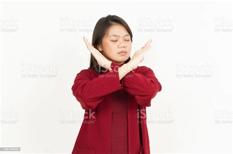 흰색 배경에 고립 된 빨간 셔츠를 입고 아름다운 아시아 여성의 거부 제스처 20 24세에 대한 스톡 사진 및 기타 이미지 20 24세 거절 경계 표지 Istock