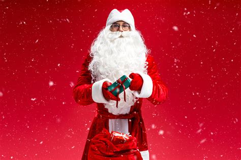산타 클로스는 빨간 배경에 고립 된 선물을 가지고 있습니다 12월에 대한 스톡 사진 및 기타 이미지 12월 1월 30