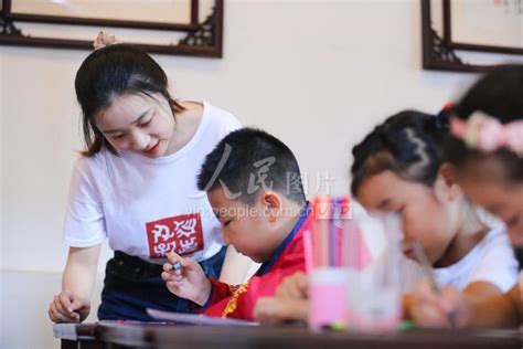 浙江湖州大学生暑期义务支教到乡村 人民图片网
