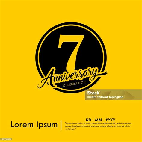 창립 7 주년 기념 엠블럼 검은 기념일 로고는 노란색 배경에 리본으로 고립되어 있습니다 웹 전단지 포스터 인사말 카드에 대 한