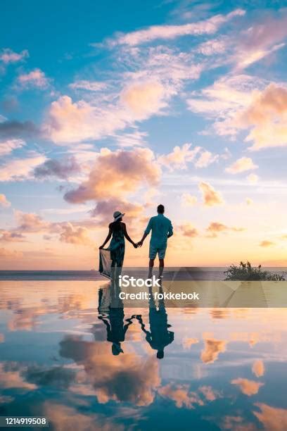 세인트 루시아의 열대 섬에서 휴가를 보내고있는 커플 일몰 세인트 루시아 카리브해를보고있는 남성과 여성 커플에 대한 스톡 사진 및 기타 이미지 Istock