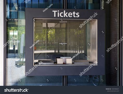 Ticket Counter Afbeeldingen Stockfoto‘s En Vectoren Shutterstock