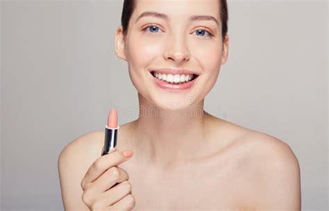 Hermosa Chica Sonriente Mira Directamente Al Marco Foto De Archivo Imagen De Mirada Modelo