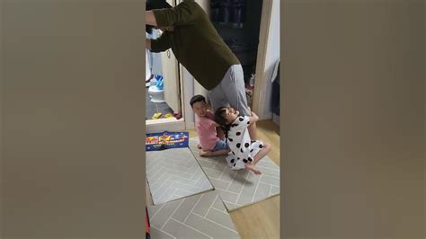 조기축구 못나가는 아빠 연년생남매 랑루남매 육아일상 집에서운동 Youtube