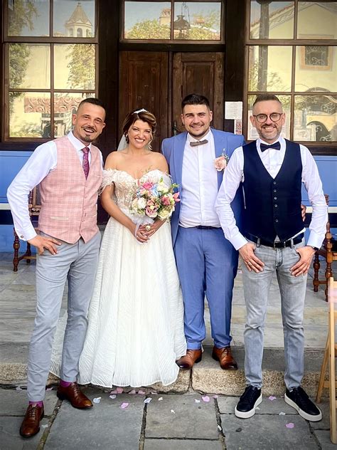 Всички с усмивки подобаващо за приказен и любовен празник Празникът на семейство Йорданови