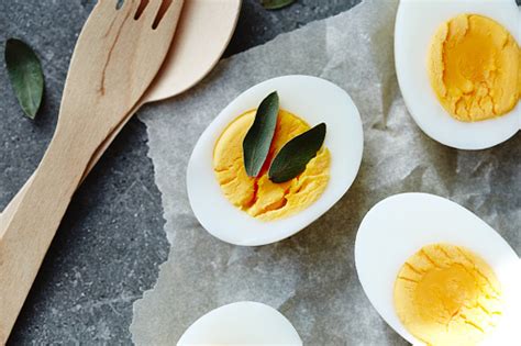 나무 포크와 스푼 그린 장식 아침 삶은 계란 Leafs 회색 테이블에 0명에 대한 스톡 사진 및 기타 이미지 0명 건강한 생활방식 건강한 식생활 Istock