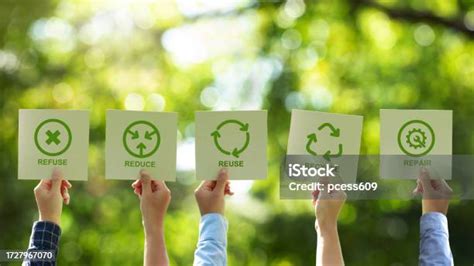 한 무리의 사업가들이 5r 기호와 아이콘이 있는 갈색 재활용 종이 카드를 들고 있다 폐기물 제로 이동 및 기술 생태 관리를 위해 재활용 재사용 감소 거부 및 수리 재활용에