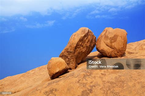 붉은 대머리 화강암 피크 푸른 하늘 흰색 구름 배경 세 라운드 고대 오렌지 돌 자연 노란색 바위 스와코프 문드 스피츠코프 산맥 나우 루프트 국립 공원 나미브 사막 나미비아