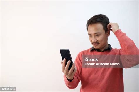 텍스트 공간이있는 흰색 배경에서 고립 된 휴대 전화에서 셀카 사진을 찍는 북동부 인도 마니푸리 남자 30 39세에 대한 스톡 사진 및 기타 이미지 Istock