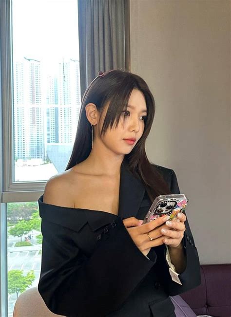 패션엔 소녀시대 수영 이젠 나도 Mc 한쪽 어깨 드러낸 원숄더 재킷룩