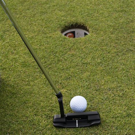 무료 이미지 잔디 집 밖의 경기 놀이 구멍 휴양 컵 녹색 여가 플레이어 활동 스포츠 장비 골프 공