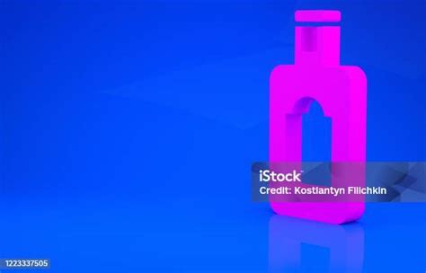 파란색 배경에 격리 된 핑크 위스키 병 아이콘입니다 미니멀리즘 개념 3d 일러스트레이션 3d 렌더링 0명에 대한 스톡 사진 및 기타 이미지 Istock