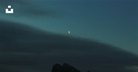 산과 구름 위의 태양 사진 Unsplash의 무료 검정 이미지