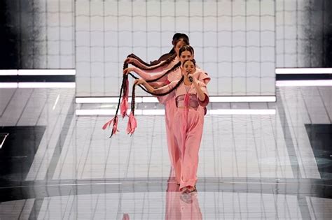 Нашенка рапира на български в чешката песен класирана за финала на Евровизия Видео снимки