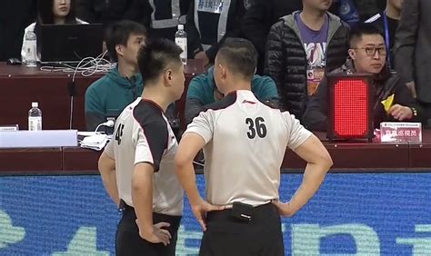 CBA裁判这个做法真可以有虽然条件太差了但球迷还愿意等