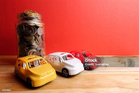 항아리와 미니어처 자동차에 동전과 자동차 개념에 대한 저장 0명에 대한 스톡 사진 및 기타 이미지 0명 교통수단 금속