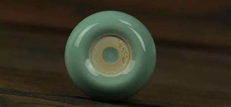 龙泉青瓷的厚釉质感烧制有多难 瓷器收藏品市场行情 收藏品市场行情 华鼎收藏网 当代艺术收藏品综合服务平台
