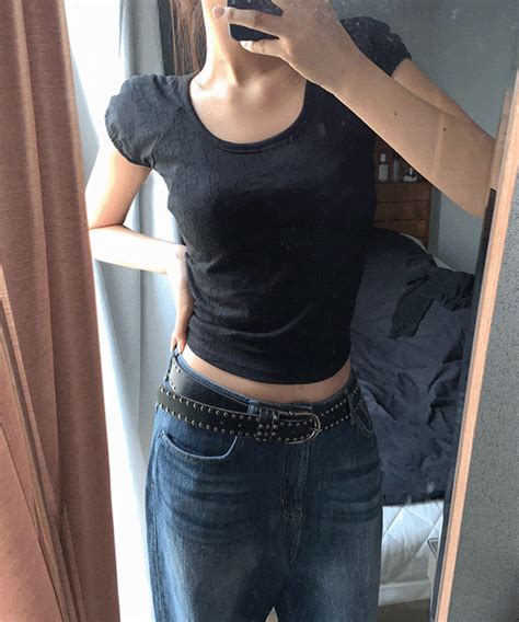 [슬림핏 세미크롭] Daisy Shirring Tee 2color 데이지 펀칭 셔링 캡소매 나그랑 플라워 크롭 U넥 여리핏 데일리 베이직 반팔 니트 티셔츠 에이블리