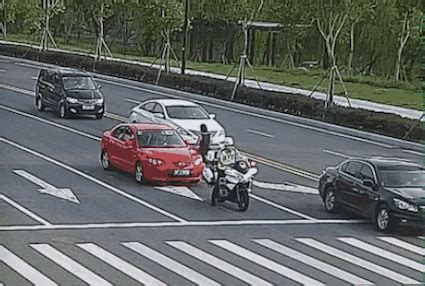 警车护送闯过16个路口 海宁断指男孩转危为安