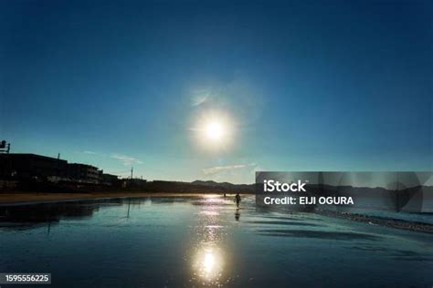 일출 동안 맑은 하늘을 배경으로 실루엣 사람들이 있는 해변의 경치 좋은 전망 Satoyama Scenery에 대한 스톡 사진 및 기타 이미지 Satoyama