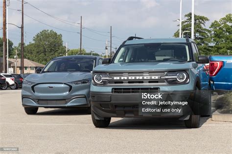 포드 마하e 머스탱 브롱코가 대리점에 전시되어 있다 포드는 휘발유 및 전기 자동차와 Suv를 계속 제공할 것입니다 0명에 대한 스톡 사진 및 기타 이미지 Istock