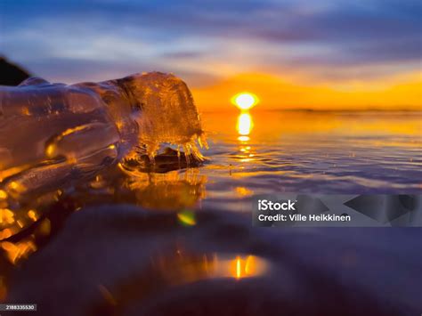 서리가 내린 공기와 얼어붙은 호수 표면이 아름다운 일몰 풍경에 어우러져 있습니다 아름 다운 얼음 모양과 햇빛 사진 출처 핀란드 소트카모 Sotkamo에 대한 스톡 사진 및