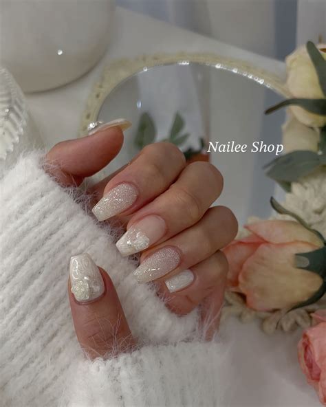 네일리샵 문정역네일•송파네일•잠실네일•문정네일 장미네일 가져오신 디자인입니당🕊️ 하필 예약 당일에 새끼손톱 뿌러짐이슈🥺 ¨ ·· ¨ ` · ‌‌ ౨