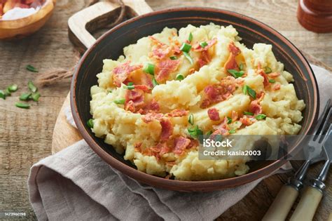 매시드 포테이토 베이컨은 오래된 나무 배경에 그릇에 파 후추 체다 치즈를 곁들인 으깬 감자입니다 맛있는 크림 으깬 감자 평면도 0명에 대한 스톡 사진 및 기타 이미지