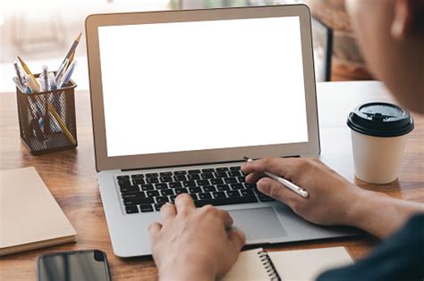 모형 복사 공간 컴퓨터 노트북 노트북 개념 사무실의 인터넷 웹 사이트에서 노트북을 사용하는 남자의 손 광고 내용에 대한 Balnk 복사 화면이있는 랩톱 컴퓨터의 키보드