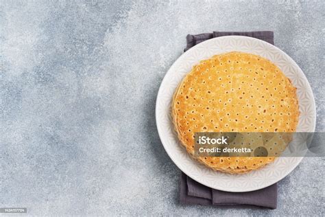 접시에 얇은 팬케이크 상단 보기 콘크리트 배경 맛있는 아침 식사 또는 마레그나 복사 공간의 개념 Maslenitsa에 대한 스톡