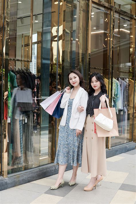 碎花裙美女服装店逛街购物人物摄影图照片免费下载格式6000×4000像素编号452475978283880904 设图网