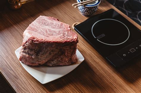 드문 정통 A5 학년 일본 와규 쇠고기 필 레 미 뇽 높은 차 돌 박이 텍스처 뼈 없는 고 샤 브 샤 브와 스시를 만들기 위한