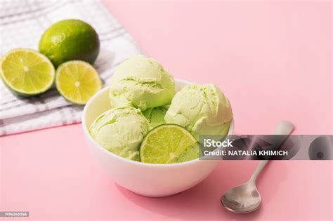 하얀 그릇에 라임 향이 나는 아이스크림과 신선한 라임 조각 분홍색 배경 복사 공간 여름 시원한 디저트 거품 내기에 대한 스톡 사진 및 기타 이미지 Istock