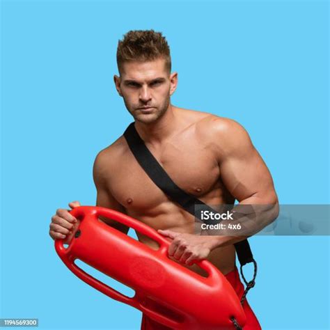 3039세 성인 잘생긴 분 브라운 헤어 코카서스 남성 청년 인명 구조 응급 서비스 직위 구출 서 세미 드레스 반바지의 1인 1인